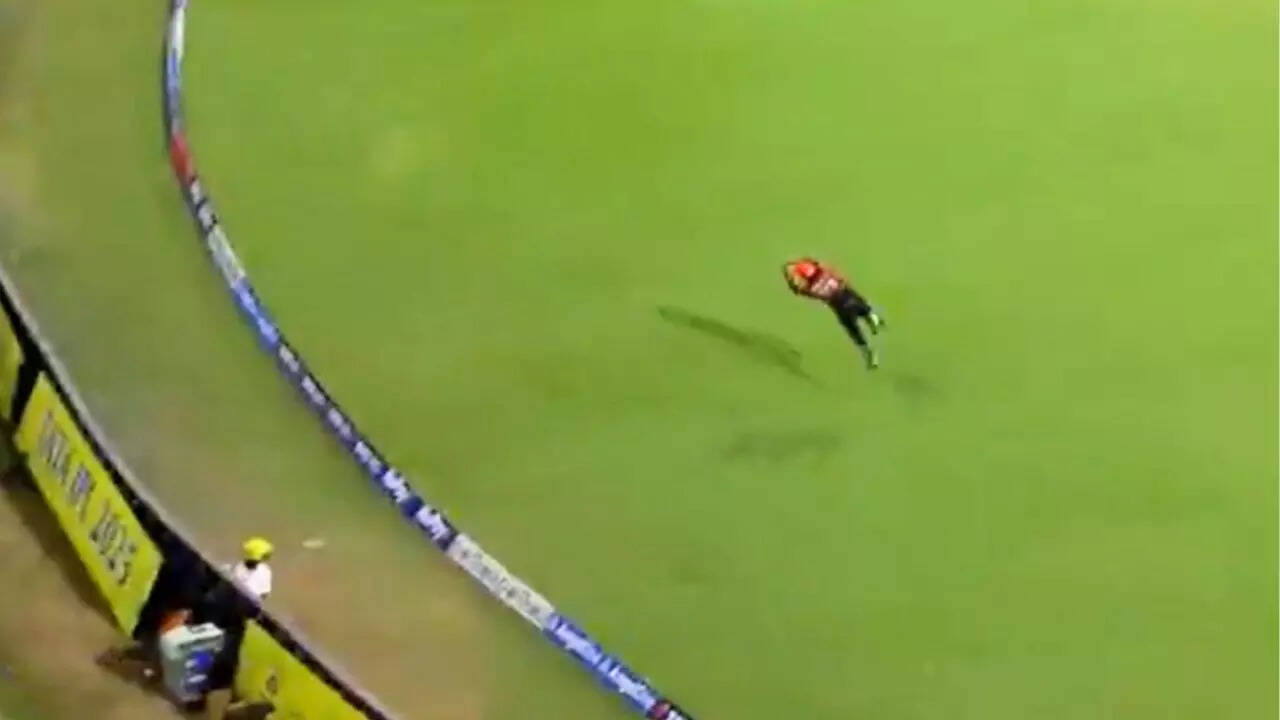 IPL 2025: Kamindu Mendis’ Stunning Catch Dismisses Dewald Brevis in CSK vs SRH Clash