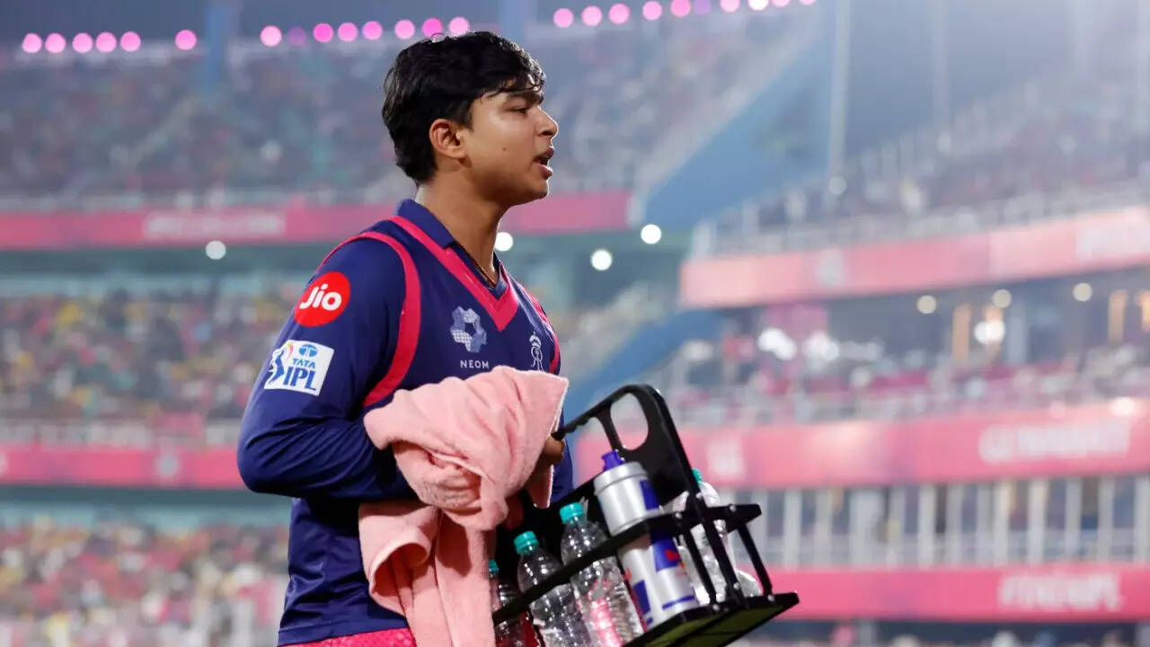 Vaibhav Suryavanshi Trolled by Nitish Rana Over Bats in Viral Video ...